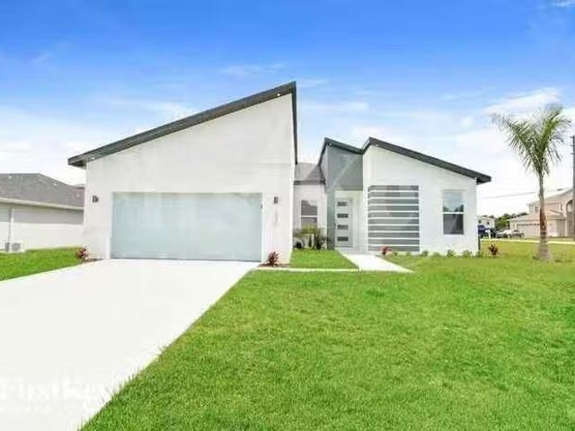50250716 330 Athabasca Pl