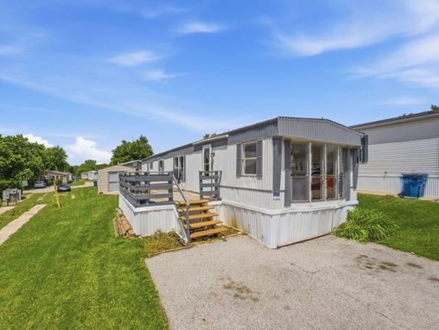 5026 N Clark St, Davenport, IA 52806