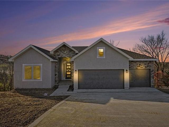 5021 Bradshaw St, Shawnee, KS 66216