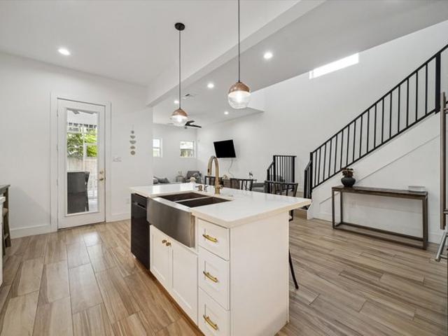 5021 Creekmont Dr, Houston, TX 77091