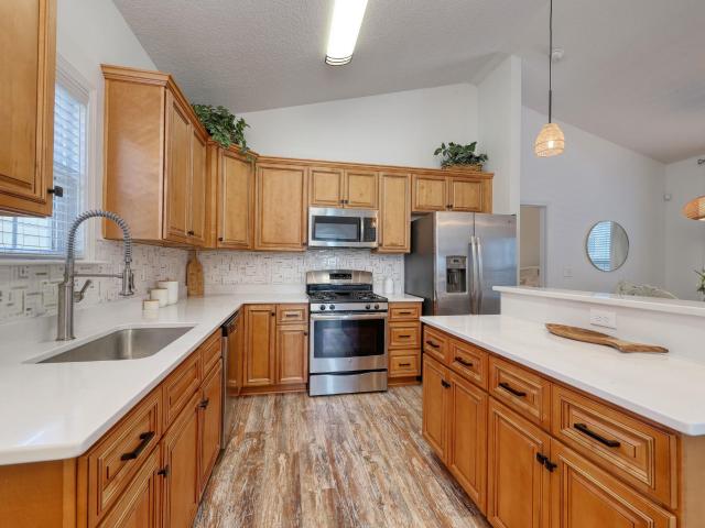 502 Castellar Ln