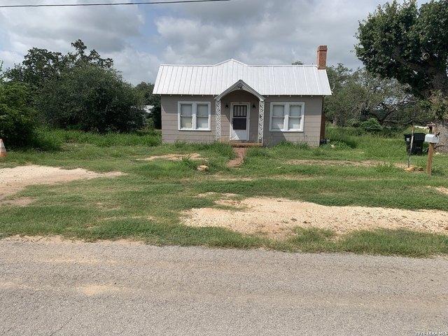 502 Bowman Ave, Devine, TX 78016