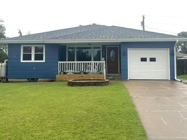 502 E 16th St, Ellis, KS 67637