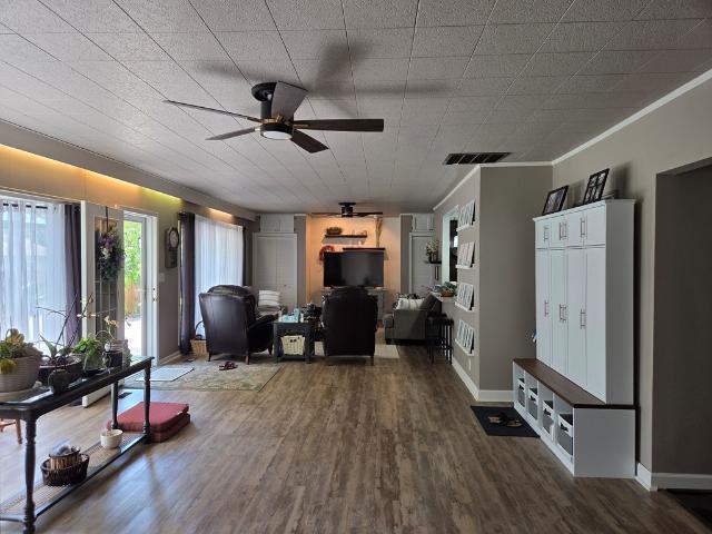 502 E Crandall
