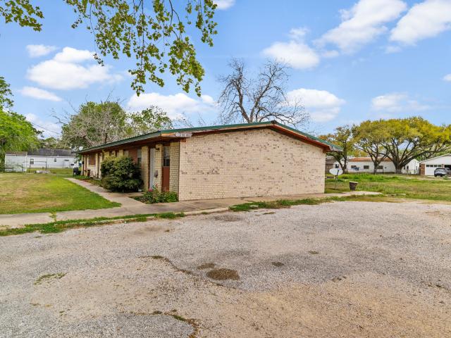 502 E Heard St, Ganado, TX 77962 | Compass