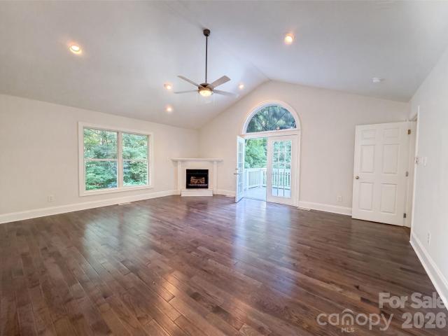 502 Live Oaks Court