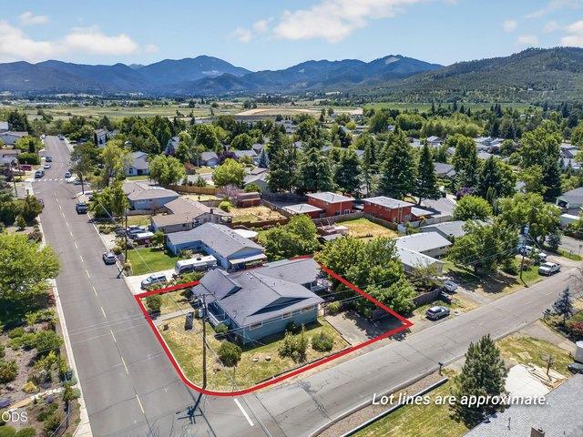 502 S B St, Phoenix, OR 97535
