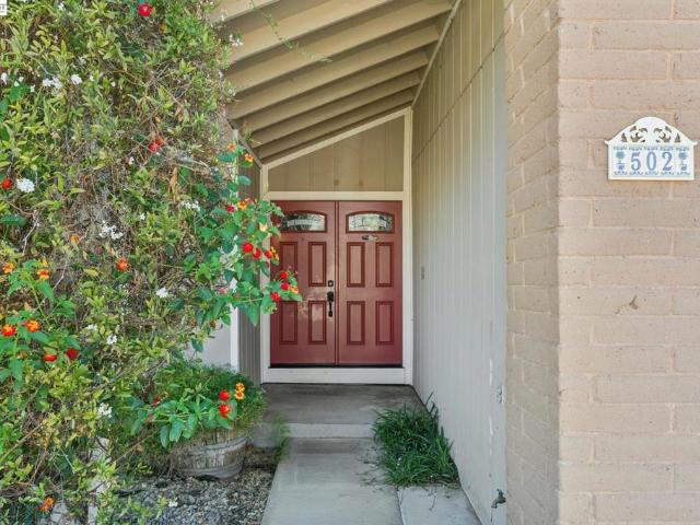 502 Shrike Ct