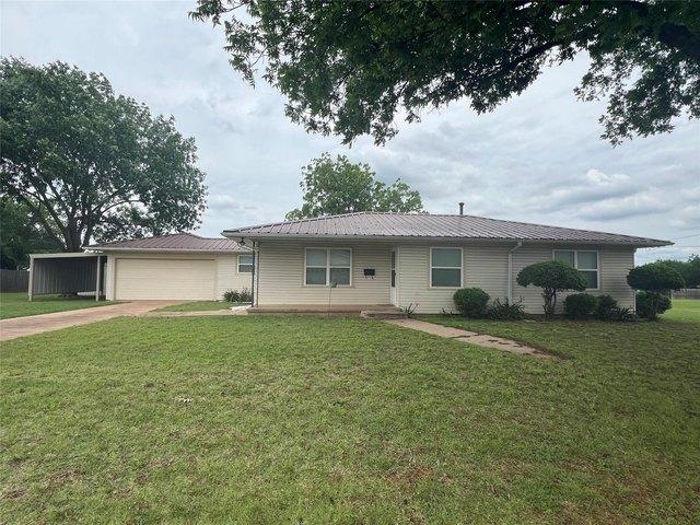 502 W Wichita St, Henrietta, TX 76365