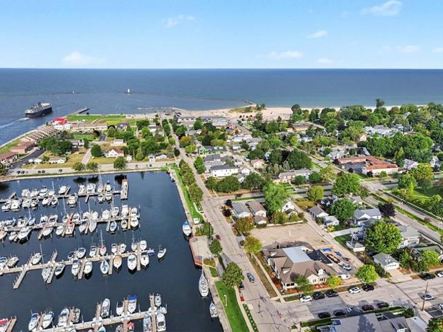 502 W Loomis St Unit 103, Ludington, MI 49431