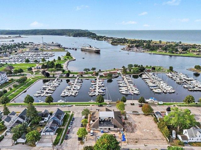 502 W Loomis St Unit 104, Ludington, MI 49431