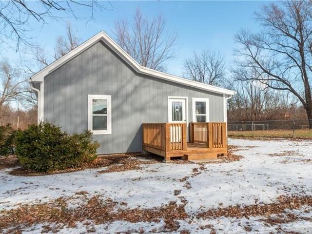 502 Whitney Ave, Gower, MO 64454