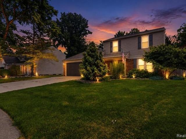 50309 Bellaire Dr, Chesterfield Township, MI 48047