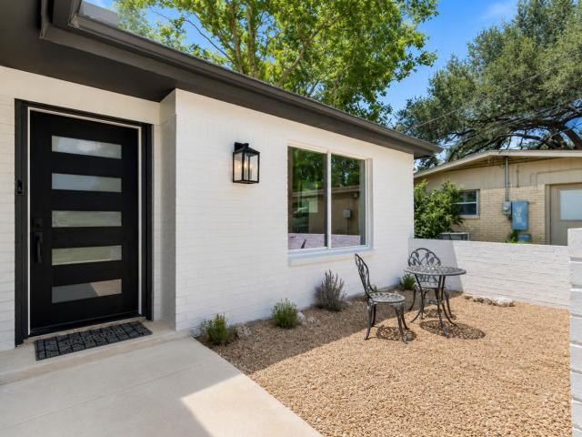 5032 River Oaks Dr