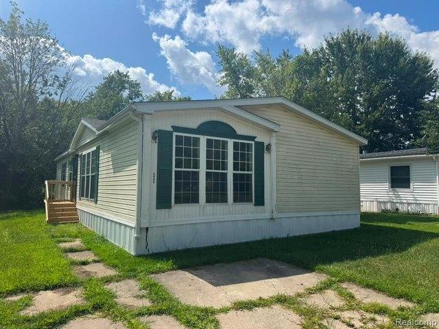 5044 S Naomikong Dr, Flint, MI 48506