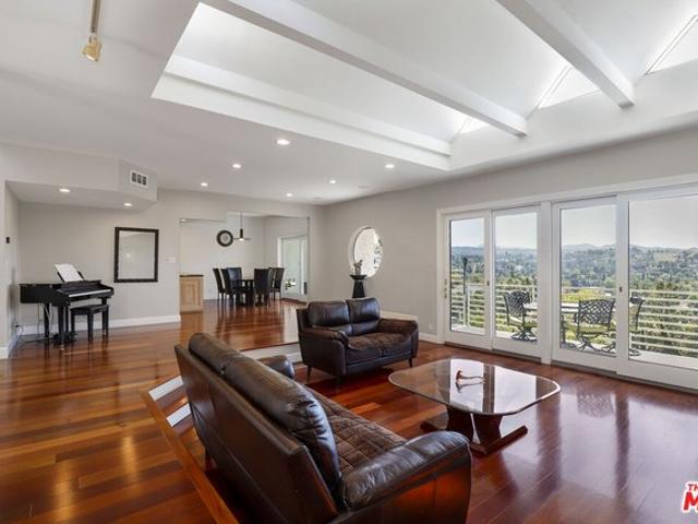 5045 Calatrana Dr, Woodland Hills, CA 91364