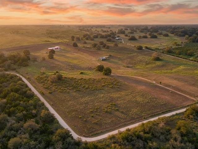 5043 Old Waelder Rd, Flatonia, TX 78941