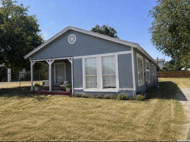 504 E Hondo Ave, Devine, TX 78016