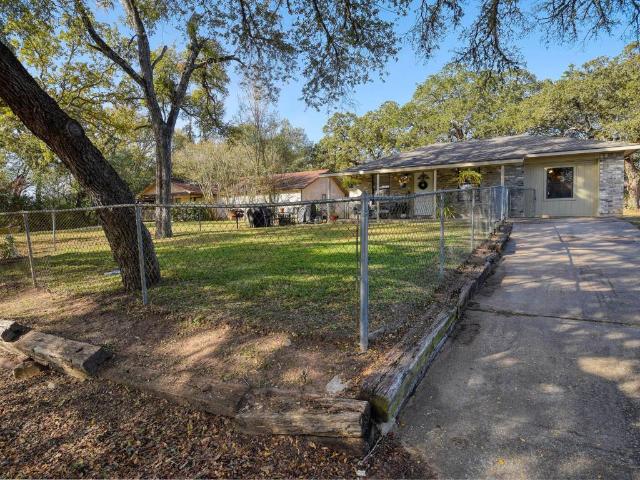 504 Hickory St, Smithville, TX 78957 | MLS #9838 | Compass