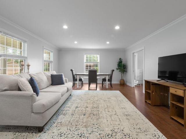 504 LOIS Court