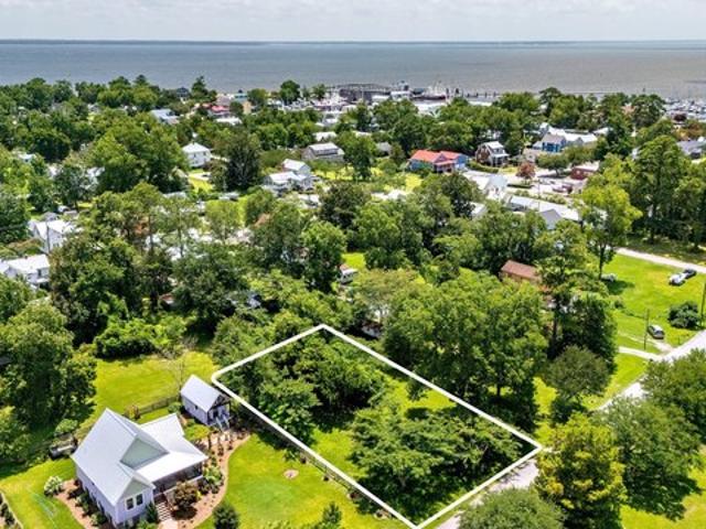 504 Midyette St, Oriental, NC 28571