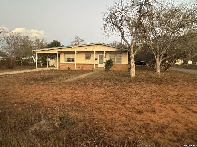 504 N Cedar St, Pearsall, TX 78061