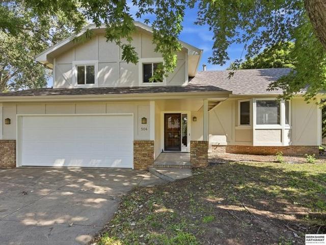 504 Winchester Cir, Papillion, NE 68046
