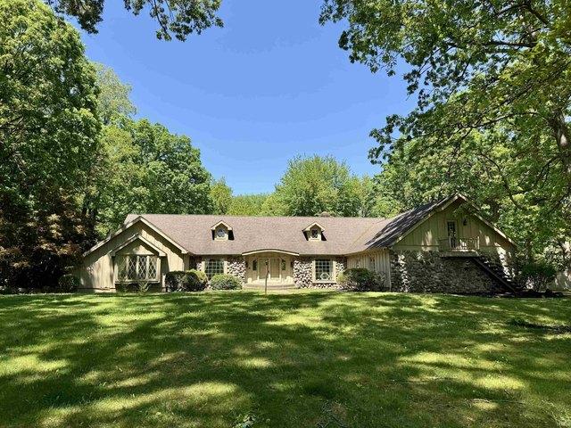 50555 Country Knolls Dr, Granger, IN 46530