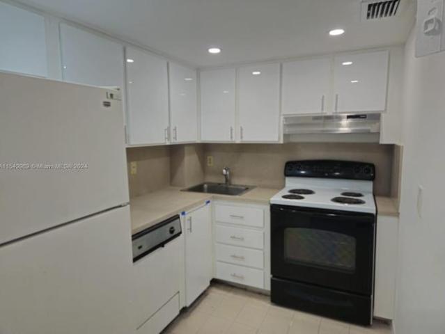 5050 NW 7th St #318, Miami, FL 33126