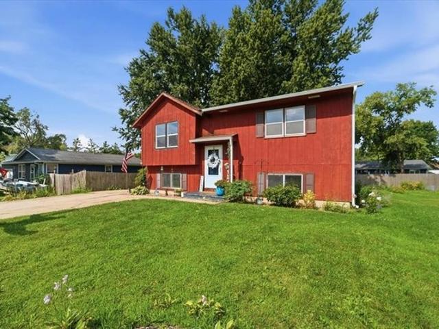 505 Maplewood Dr, Center Point, IA 52213