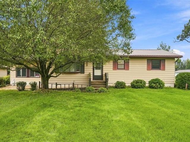 505 S Troy Rd, Robins, IA 52328