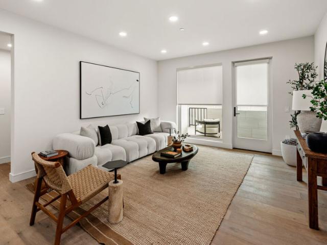 505 S Barrington Avenue 202