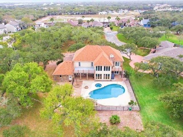 505 Spyglass St, Rockport, TX 78382