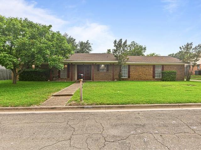 505 Pinewood Ln, Hewitt, TX 76643