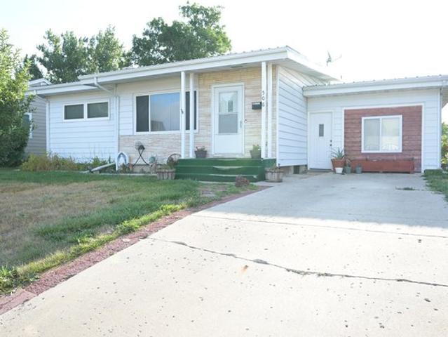 506 13th Ave W, Williston, ND 58801