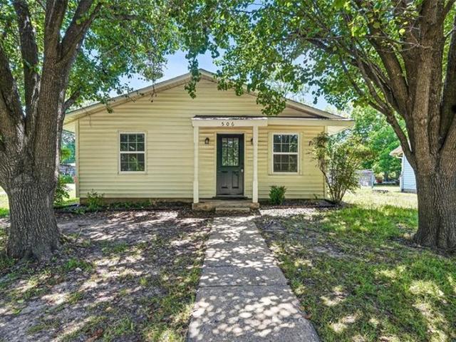 506 E 15th St, Bonham, TX 75418