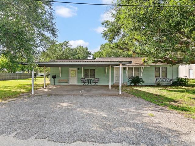506 Pear St, Edna, TX 77957