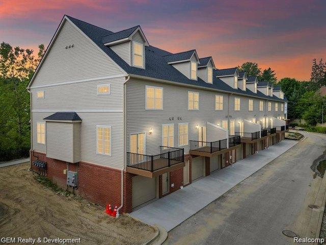 506 Village Ln, Milford Vlg, MI 48381
