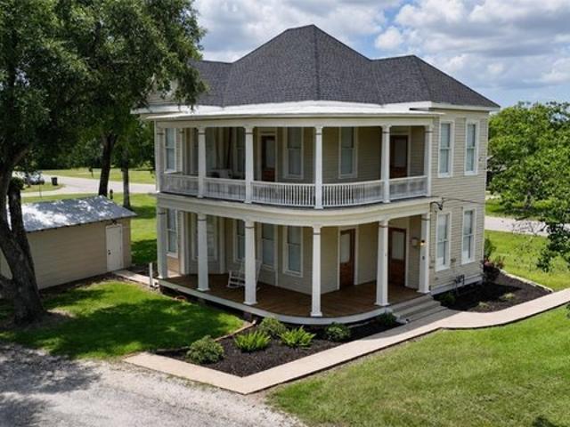 506 Young St, Edna, TX 77957