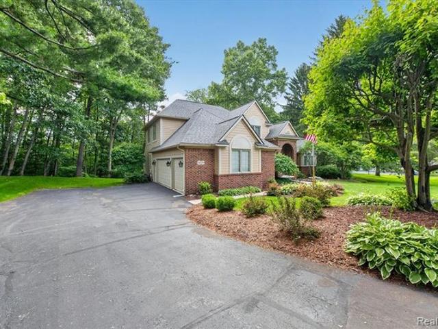 5079 Pinewood Dr, Genoa Township, MI 48116