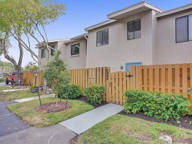 5084 S University Dr, Davie, FL 33328