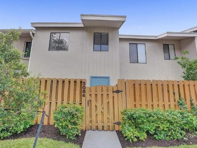 5084 S University Dr, Davie, FL