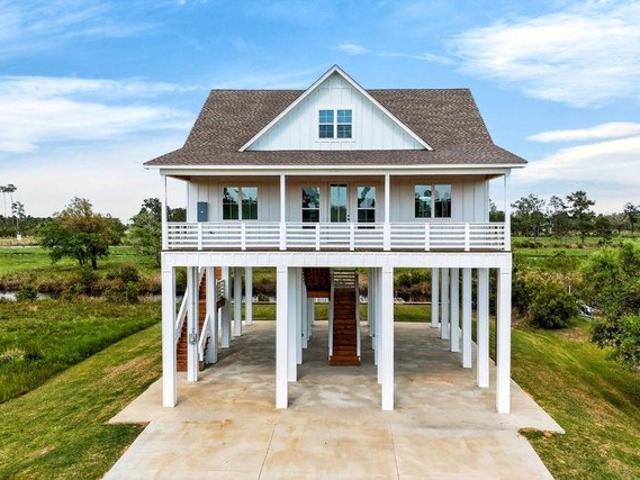 5089 Atlantis Dr, Bay Saint Louis, MS 39520