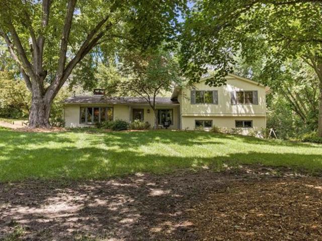 5080 Center Ct, Bettendorf, IA 52722