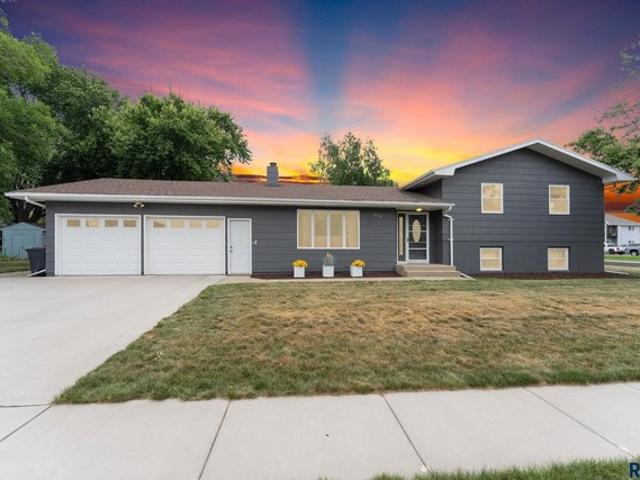 508 S 2nd Ave, Brandon, SD 57005