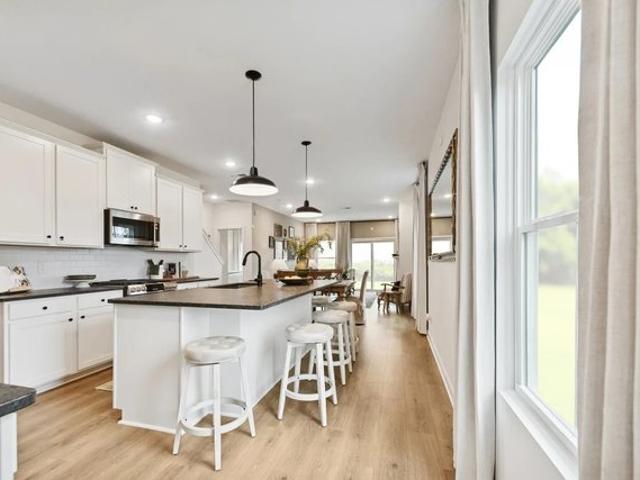 5094 Shepherds Gln, Willoughby, OH 44094