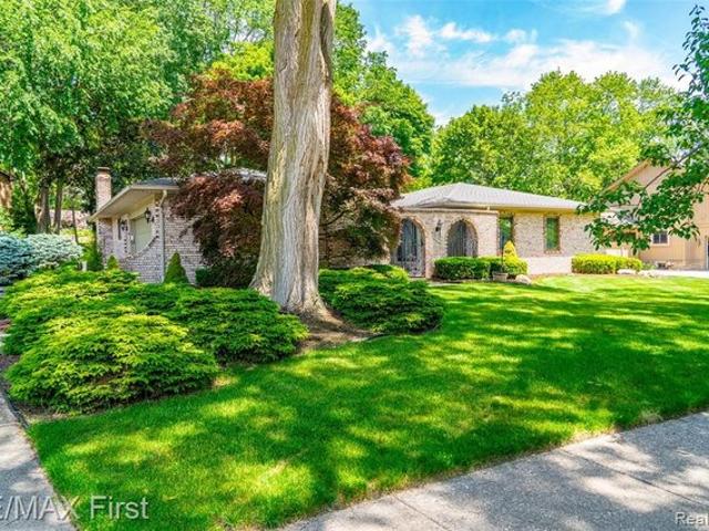 5097 Collington Dr, Troy, MI 48098