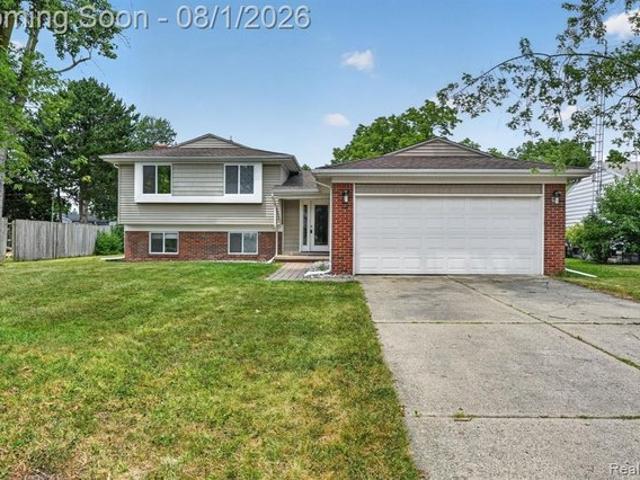 5090 Spinning Wheel Dr, Grand Blanc, MI 48439