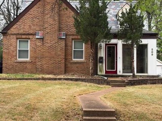 509 Country Club Dr, Pasadena Park, MO 63121