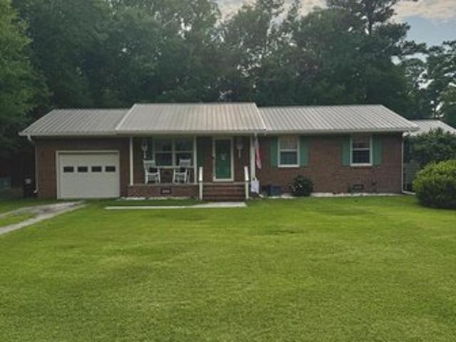 509 S McNeil St, Burgaw, NC 28425
